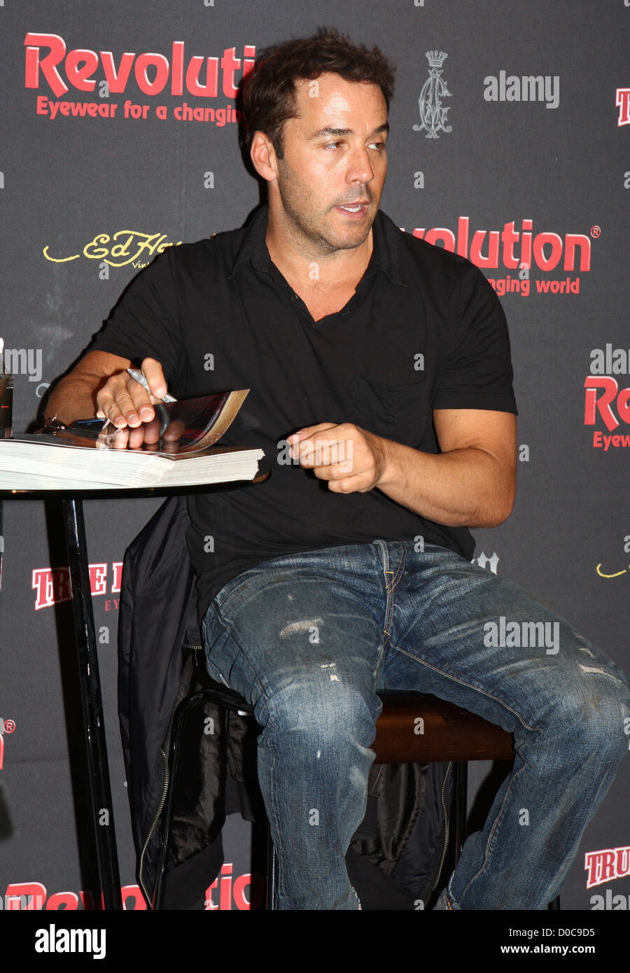 Jeremy Piven Jeremy Piven greets fans and signs autographs at the ...