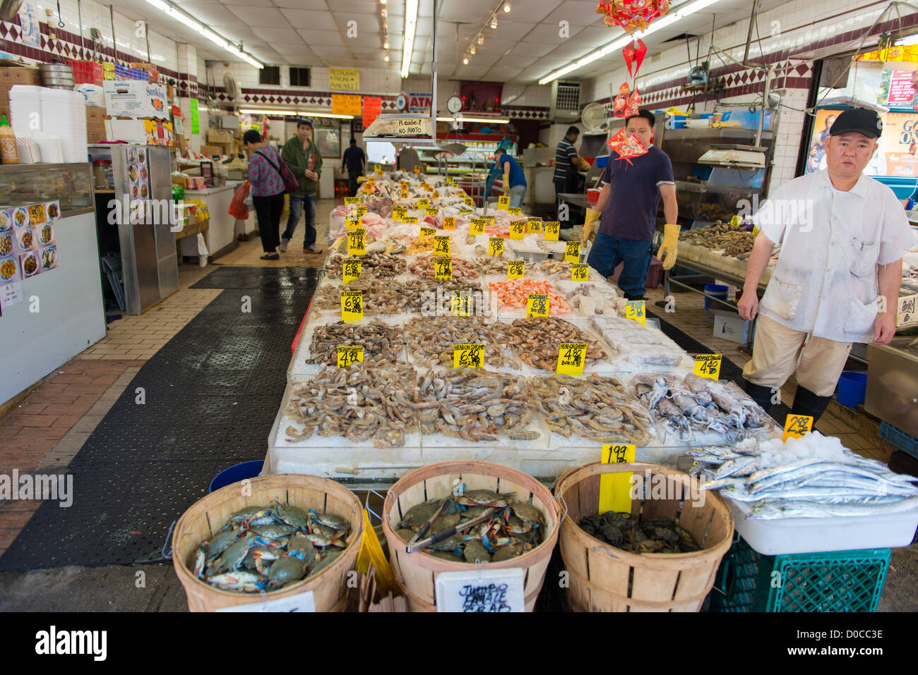 Fishmarket with fresh seafood (crabs, shrimps, fish) in Chinatown of Manhattan, New York, USA ...