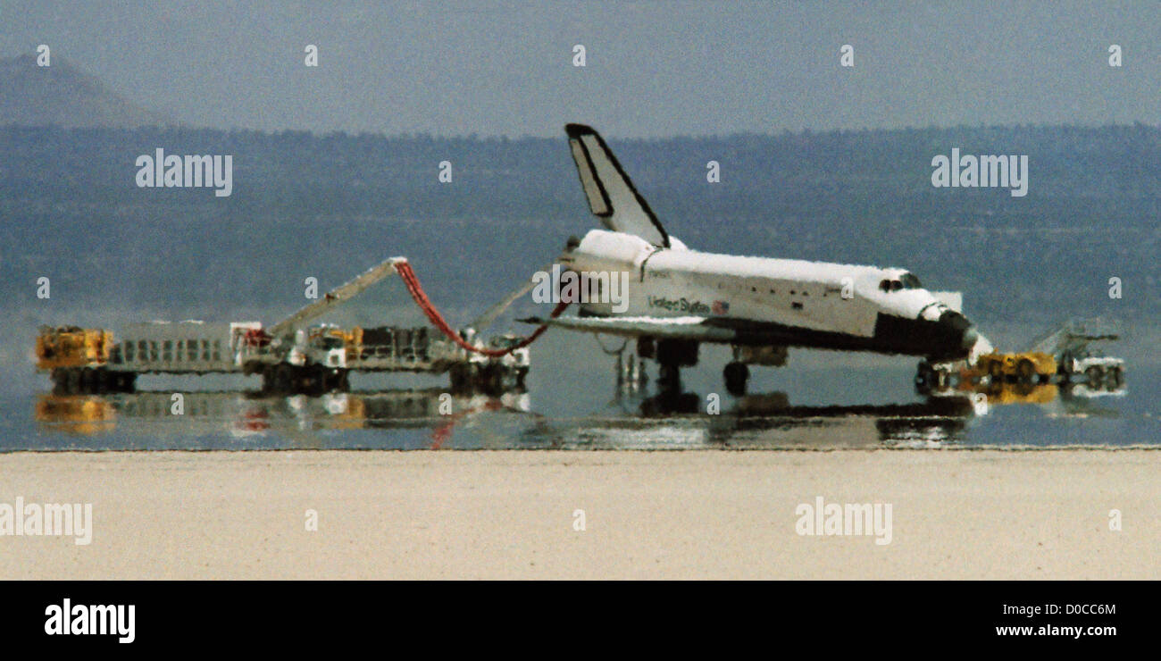 Space Shuttle Columbia (STS-1) on Desert Bed Stock Photo - Alamy