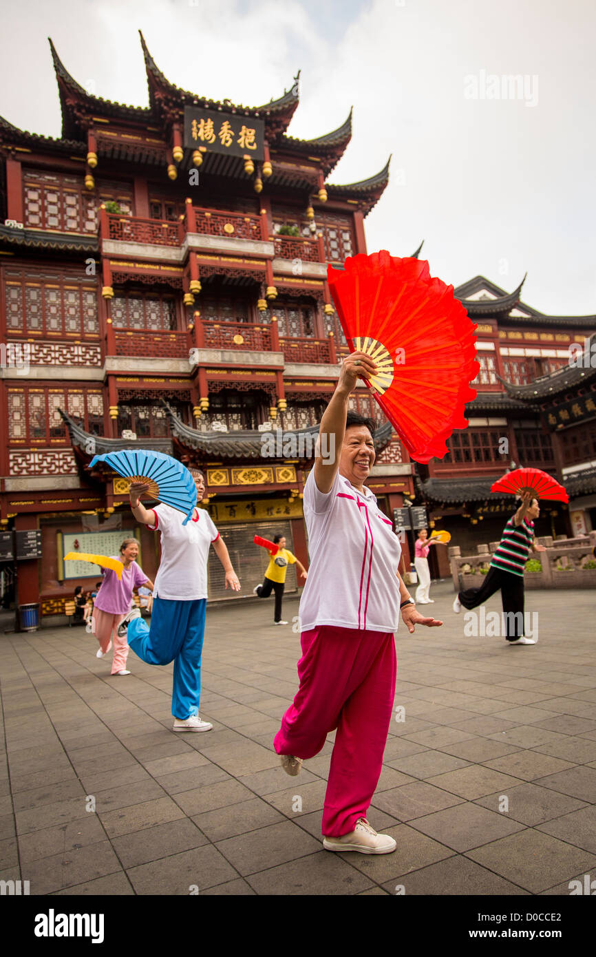 Fan dance hi-res stock photography and images - Alamy
