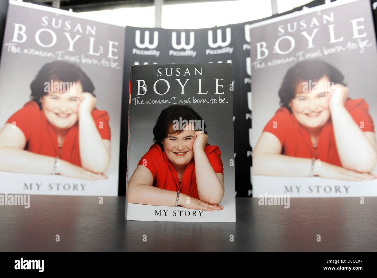 Atmosphere Susan Boyle signs copies of her autobiography 'The Woman I ...