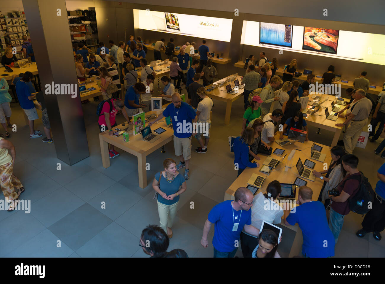 Apple Store on Fifth Avenue inside, New York Stock Photo - Alamy