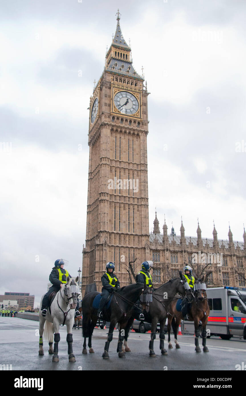 Police horses in riot gear hi-res stock photography and images - Alamy
