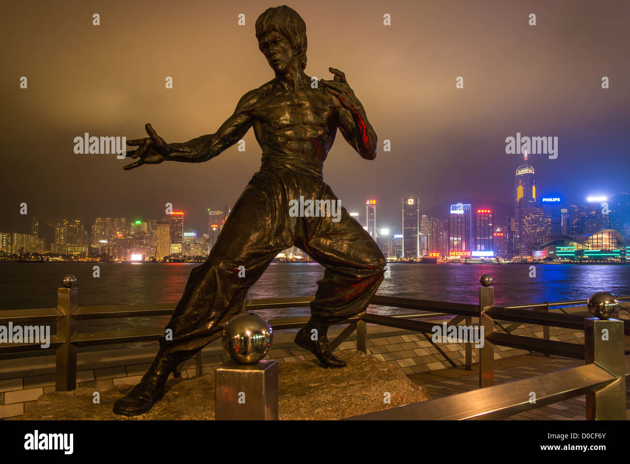Hong kong avenue of stars bruce lee statue night hi-res stock ...