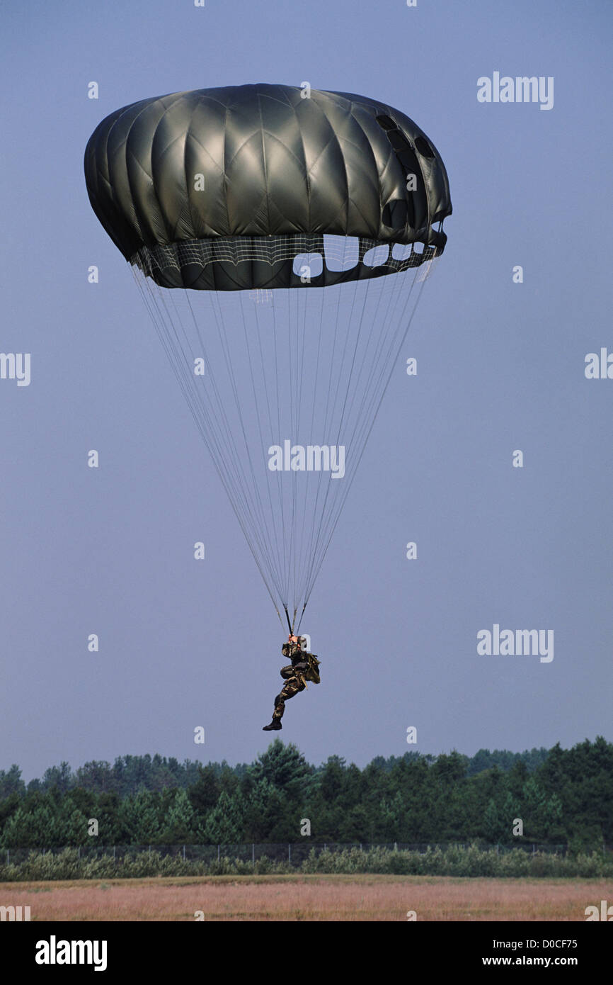 Parachutist hi-res stock photography and images - Alamy