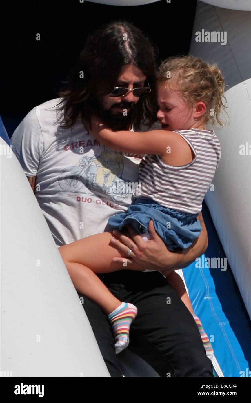 Dave grohl and violet maye grohl hi-res stock photography and images ...