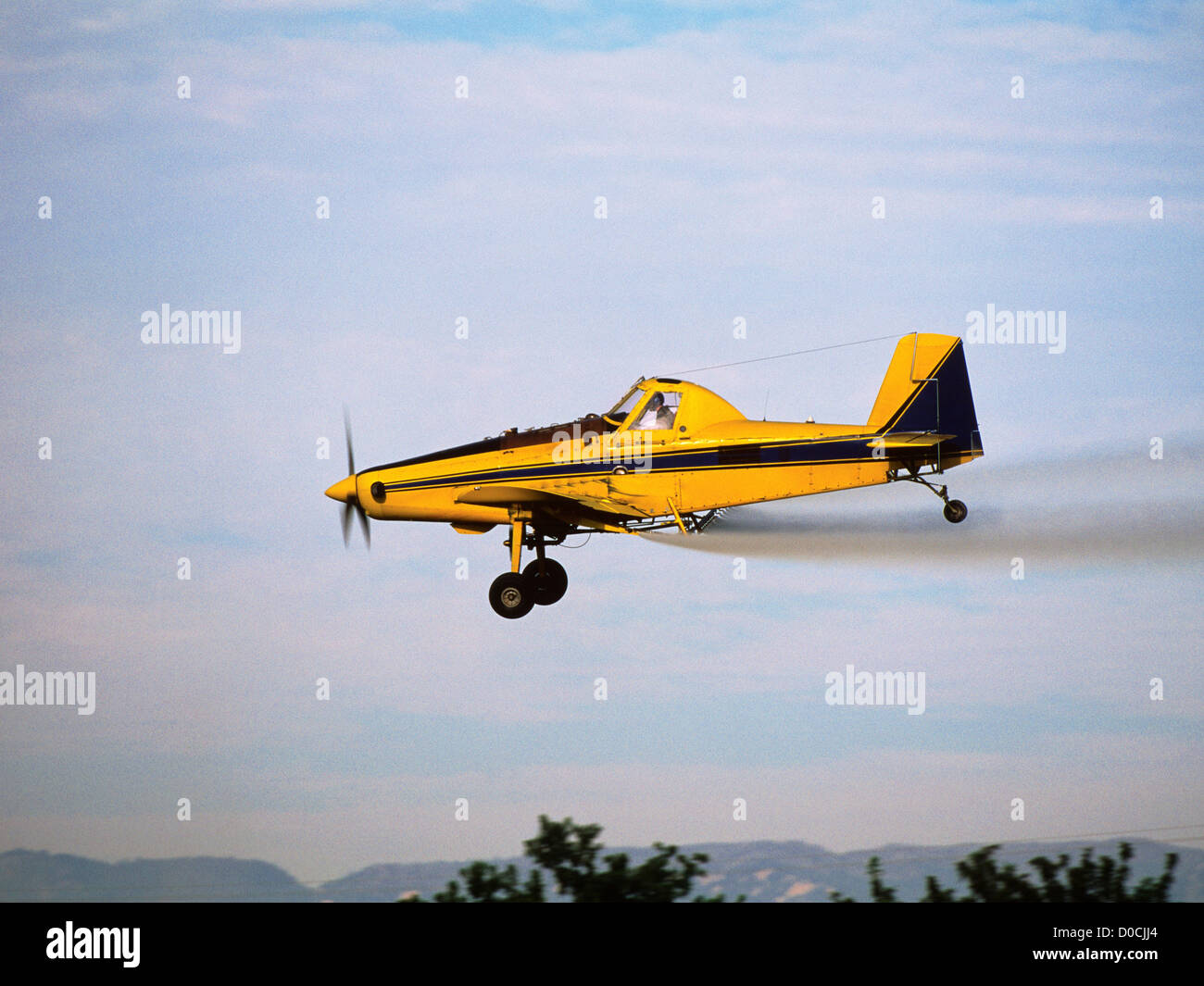 Crop Duster Releases Fertilizer on a Field of Tomatoes Stock Photo - Alamy