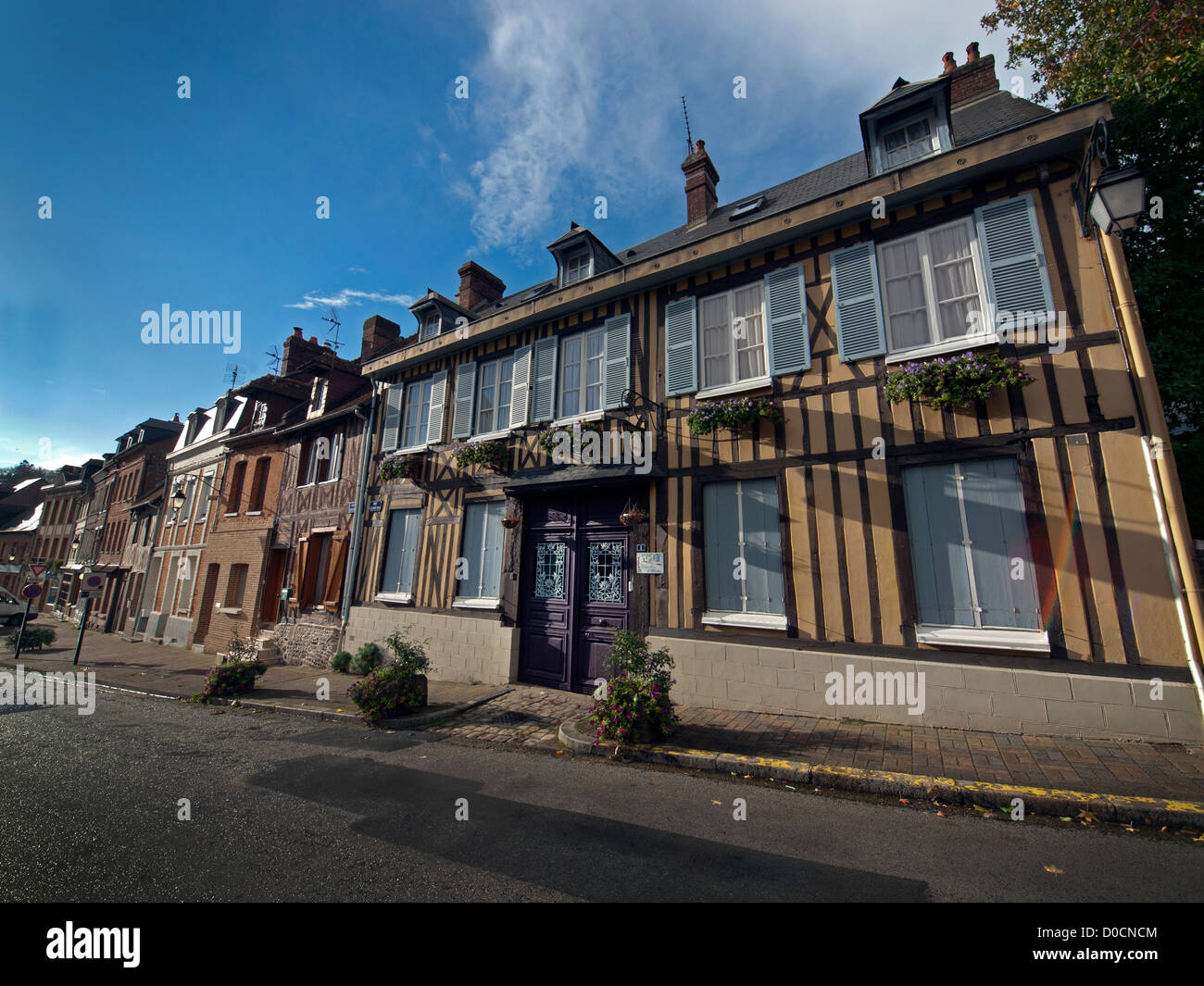Provincial french architecture hi-res stock photography and images - Alamy