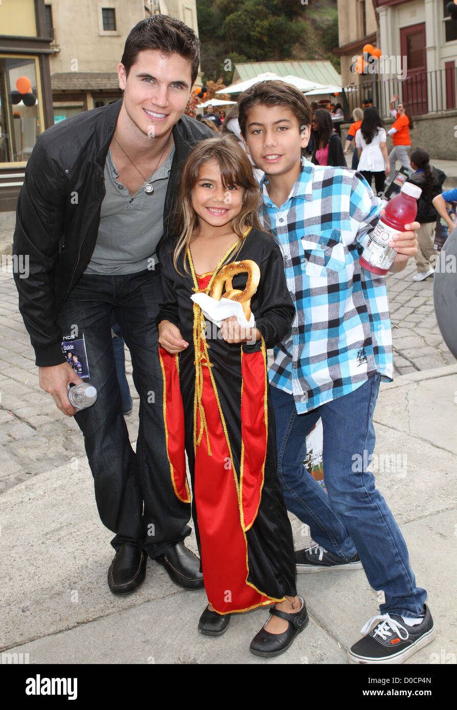 Does Robbie Amell Have A Kid
