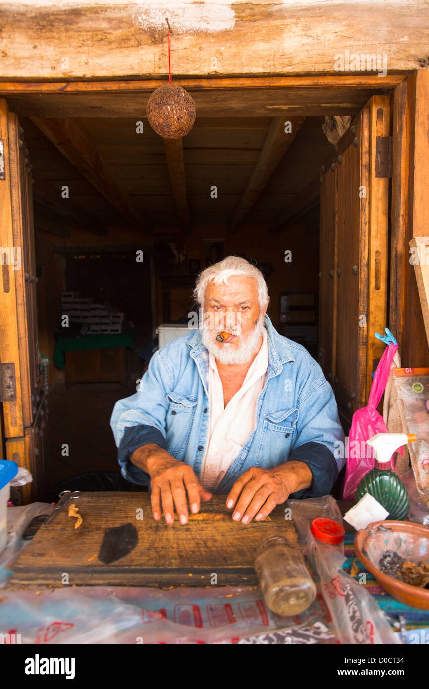 Cigar maker hi-res stock photography and images - Alamy