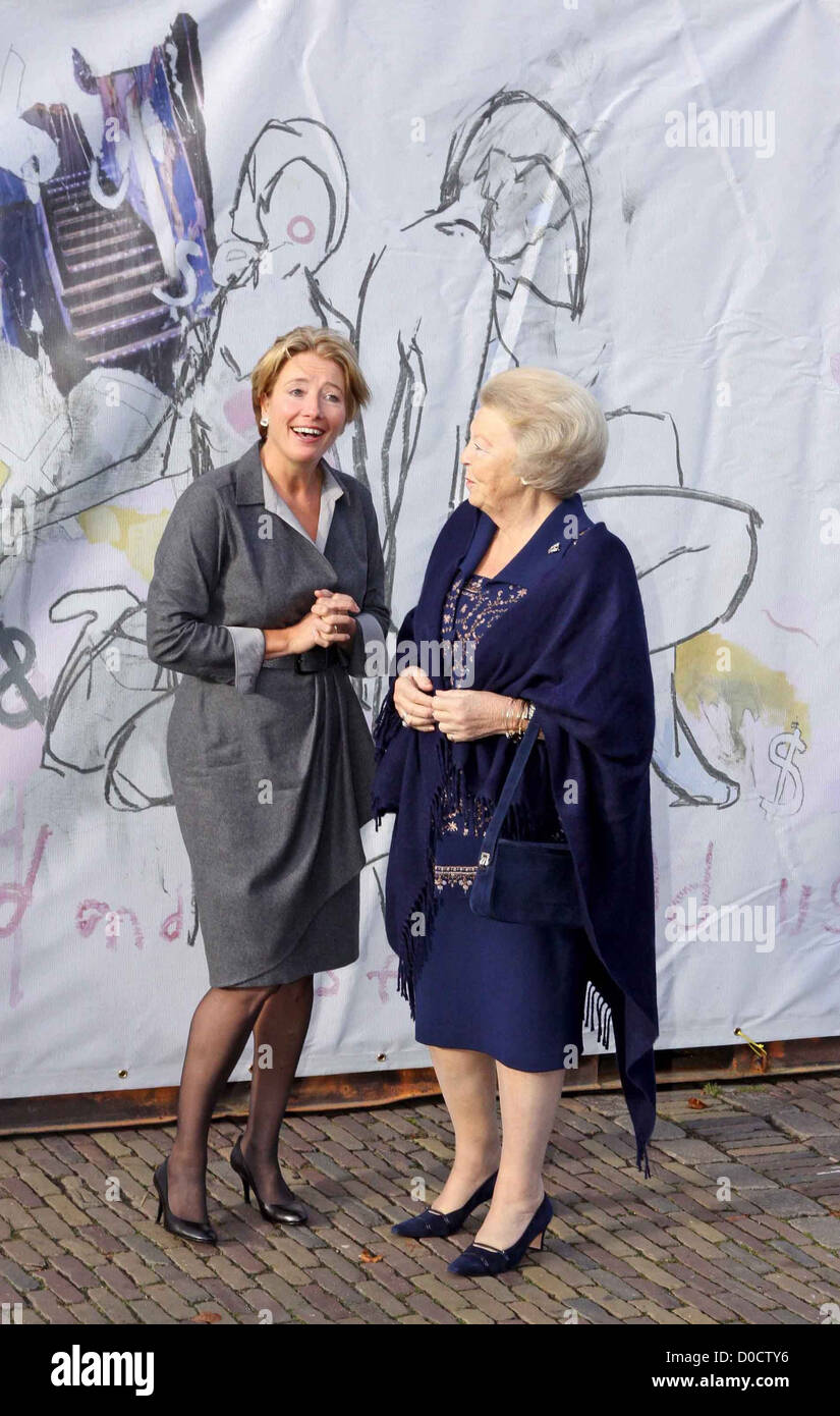 Emma Thompson and Queen Beatrix Emma Thompson meets the queen of the ...