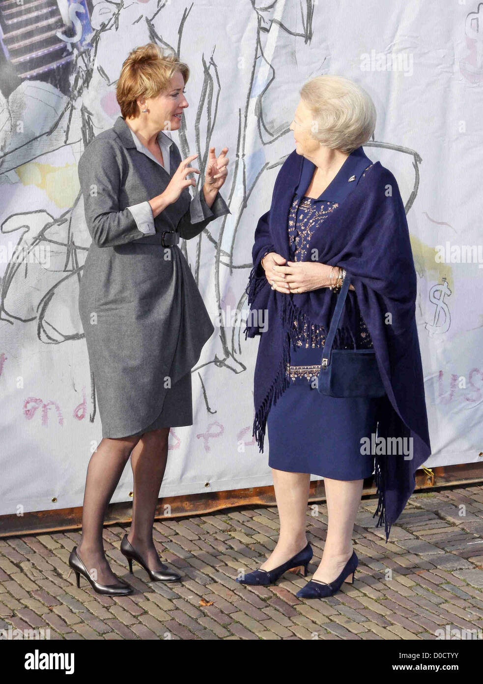 Emma Thompson and Queen Beatrix Emma Thompson meets the queen of the ...