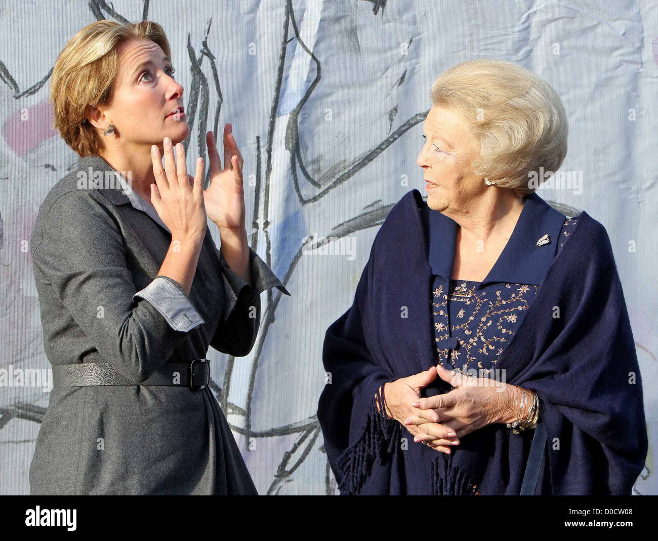 Emma Thompson and Queen Beatrix Emma Thompson meets the queen of the ...
