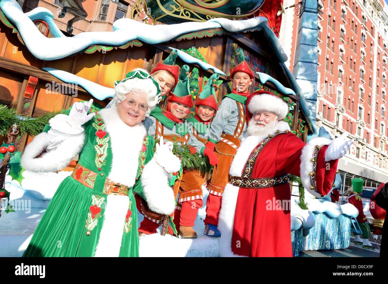 Santa Claus In Attendance For 2012 Macys Thanksgiving Day Parade