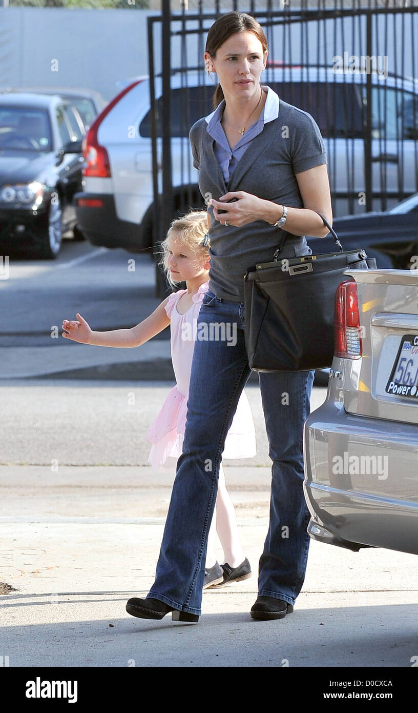 Jennifer Garner takes her daughter Violet Affleck, dressed in a pink ...