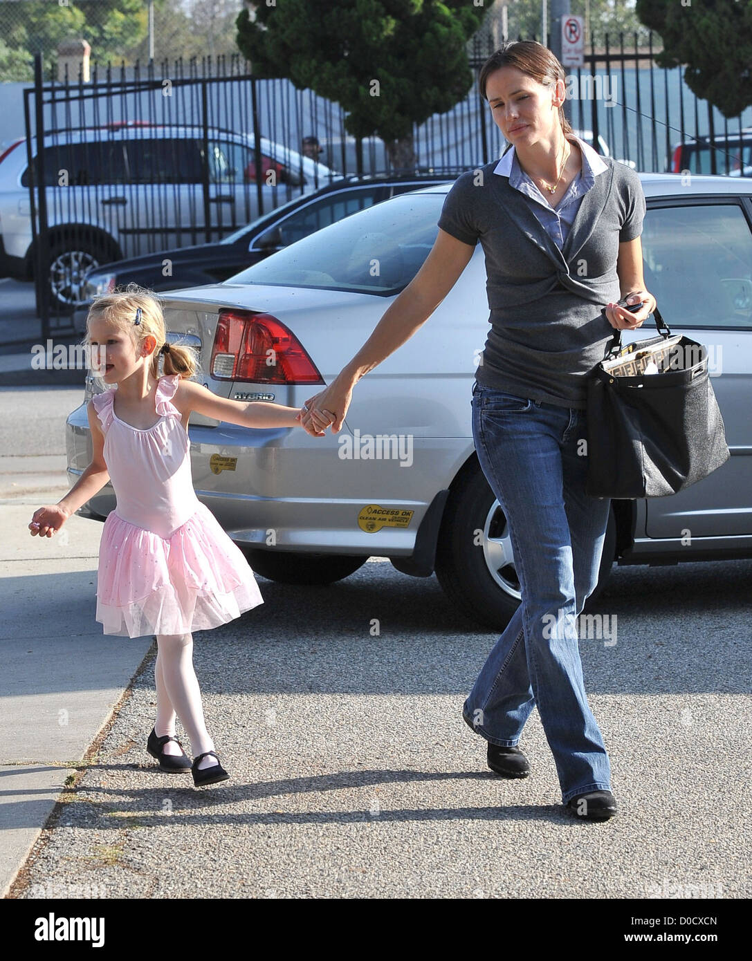 Jennifer Garner takes her daughter Violet Affleck, dressed in a pink ...