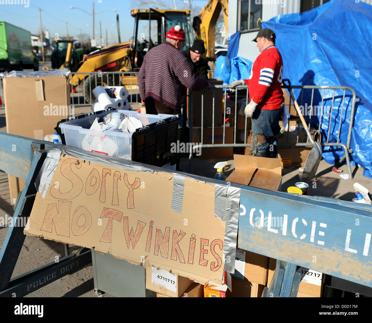 Volunteers working hurricane sandy hi-res stock photography and images ...
