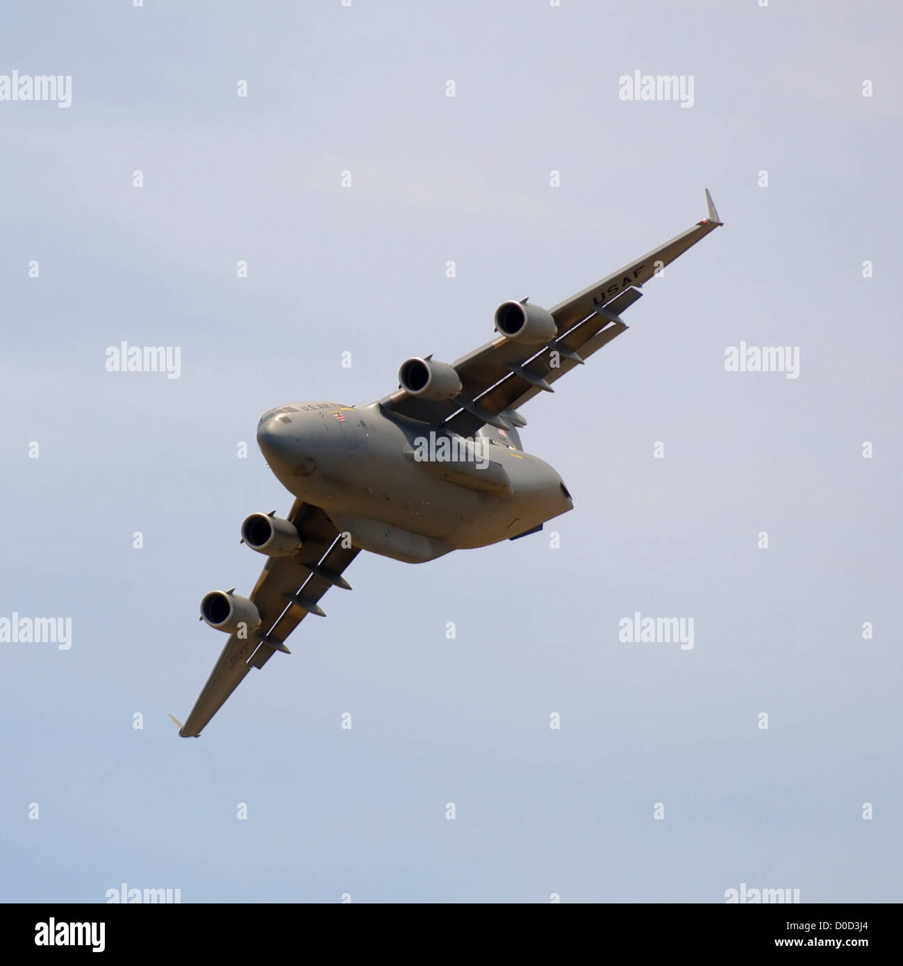 A US Air Force C-17 Globemaster Makes a Steep Bank Turn Stock Photo - Alamy
