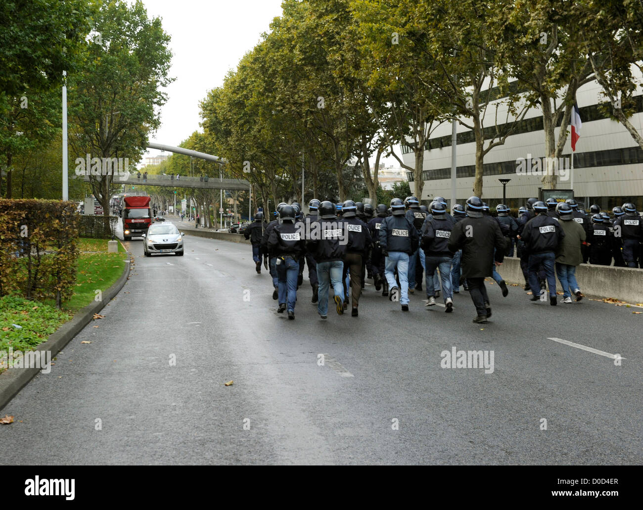 A protest against the pension reform turns into a riot in the French ...
