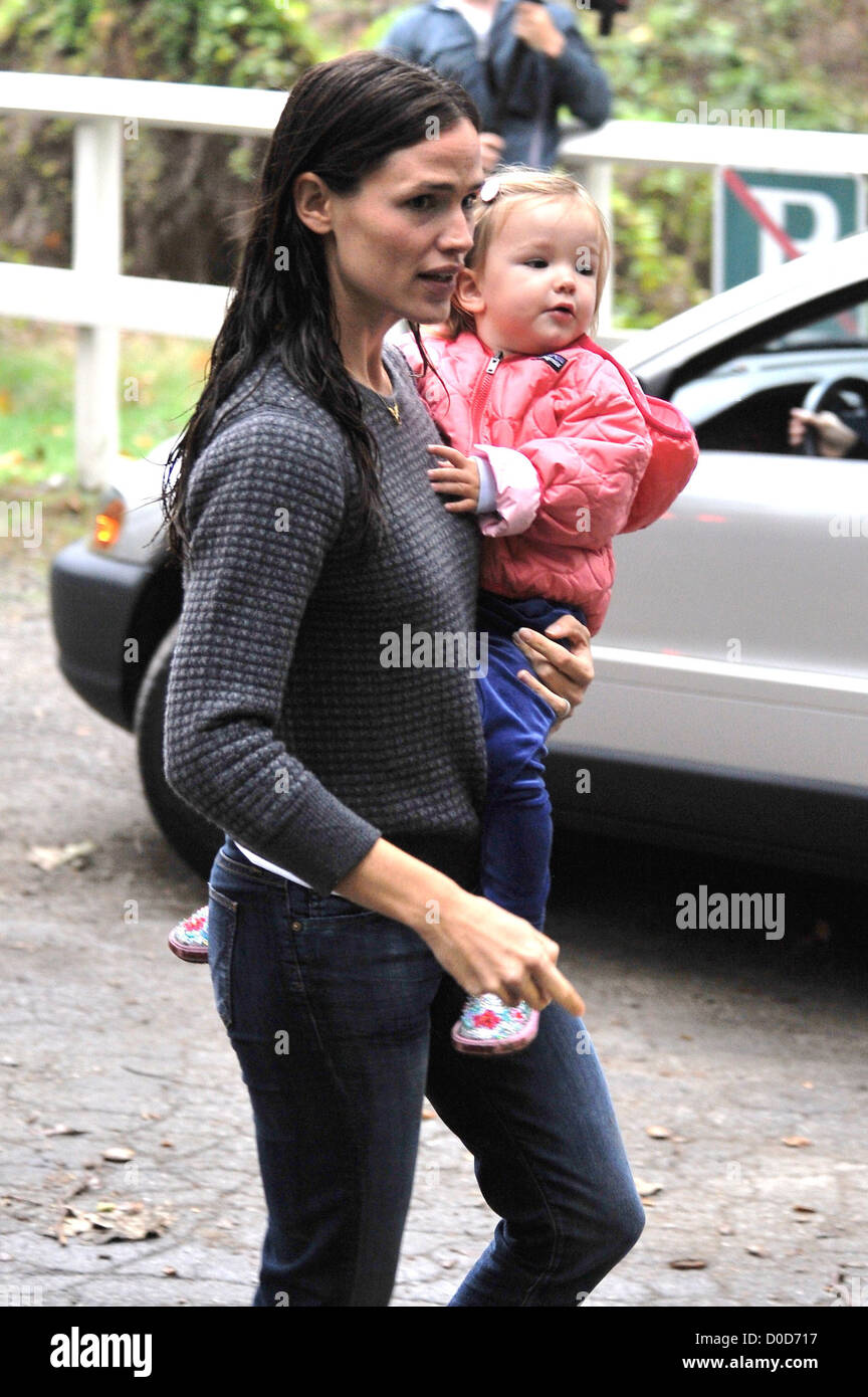 Jennifer Garner at soccer practice with her daughter Seraphina Los ...