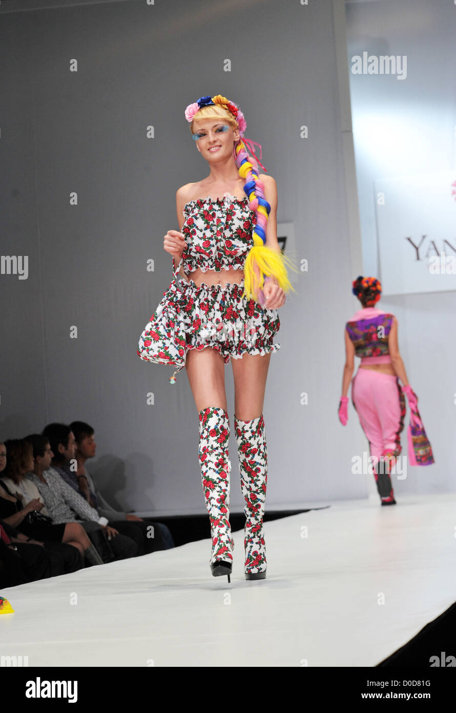 Model Russian fashion week 2010 - YanaStasia collection - Runway Russia ...