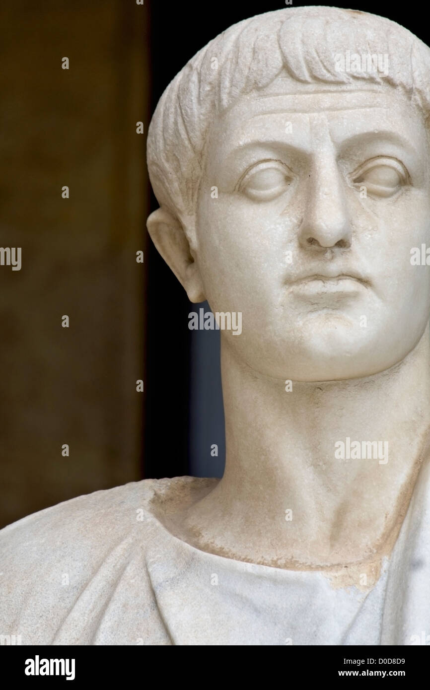 Roman statue hi-res stock photography and images - Alamy