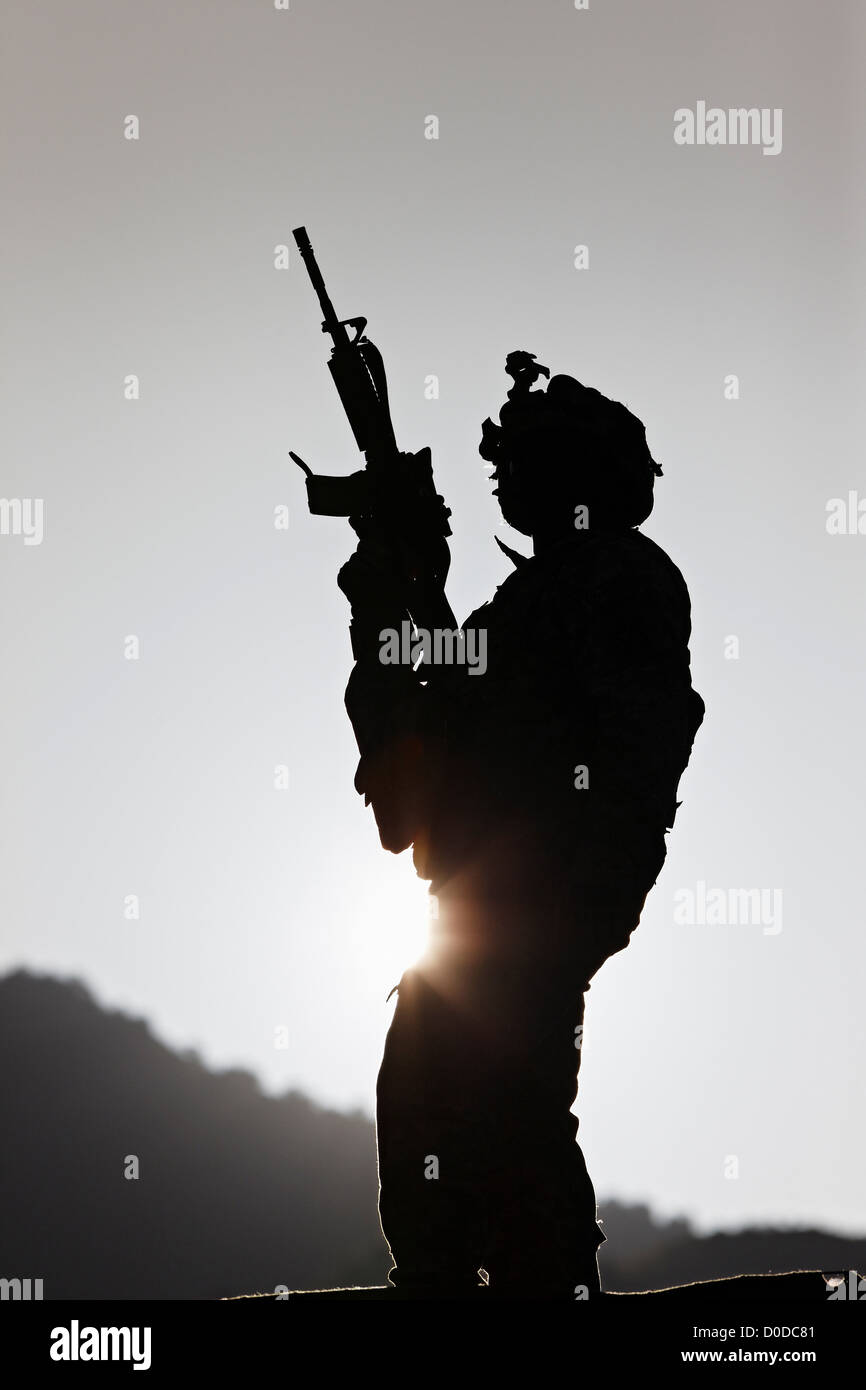 U.S. Army Soldier Holding His Weapon at Sunrise Stock Photo - Alamy