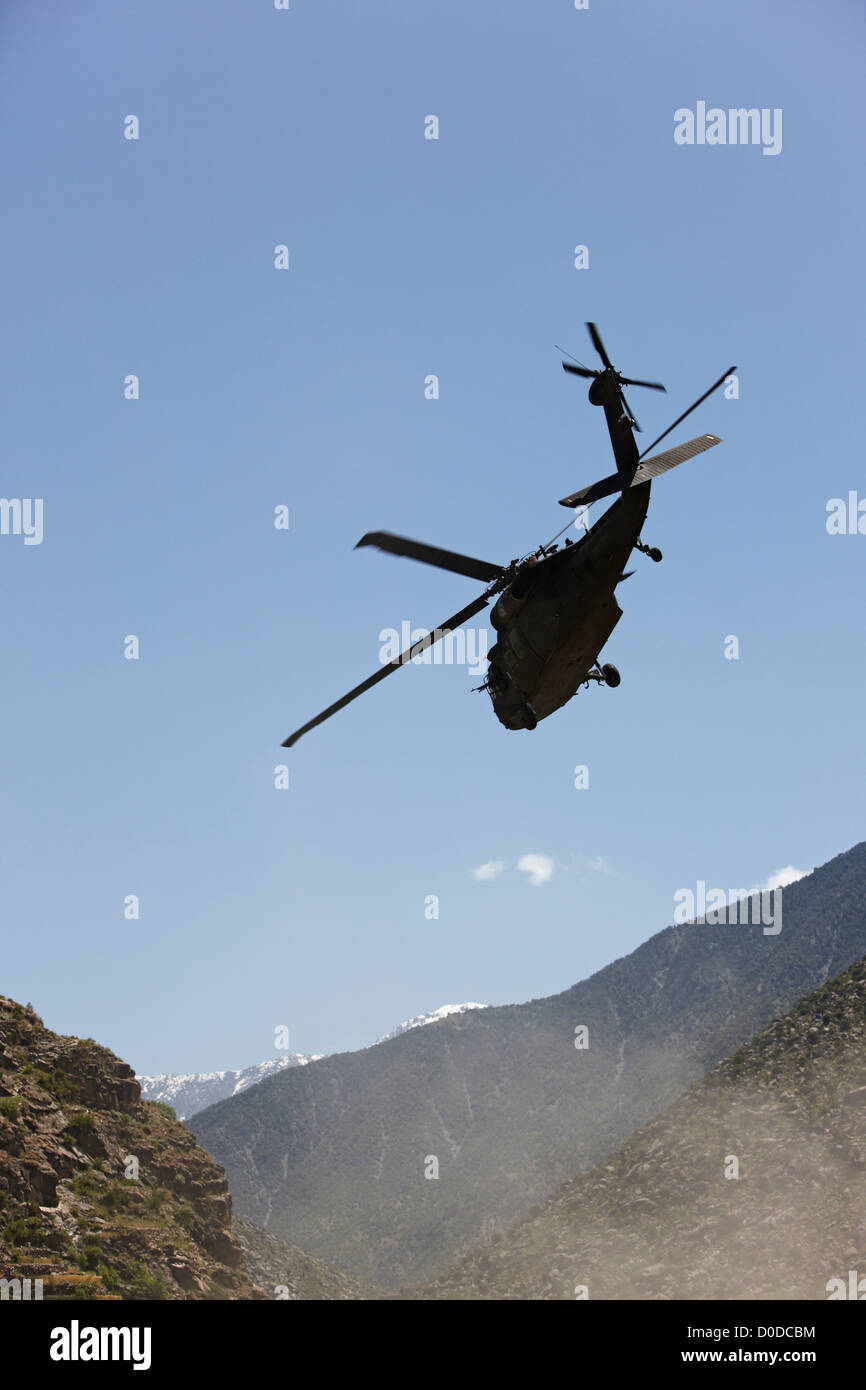 U.S. Army Blackhawk Helicopter in Flight Stock Photo - Alamy