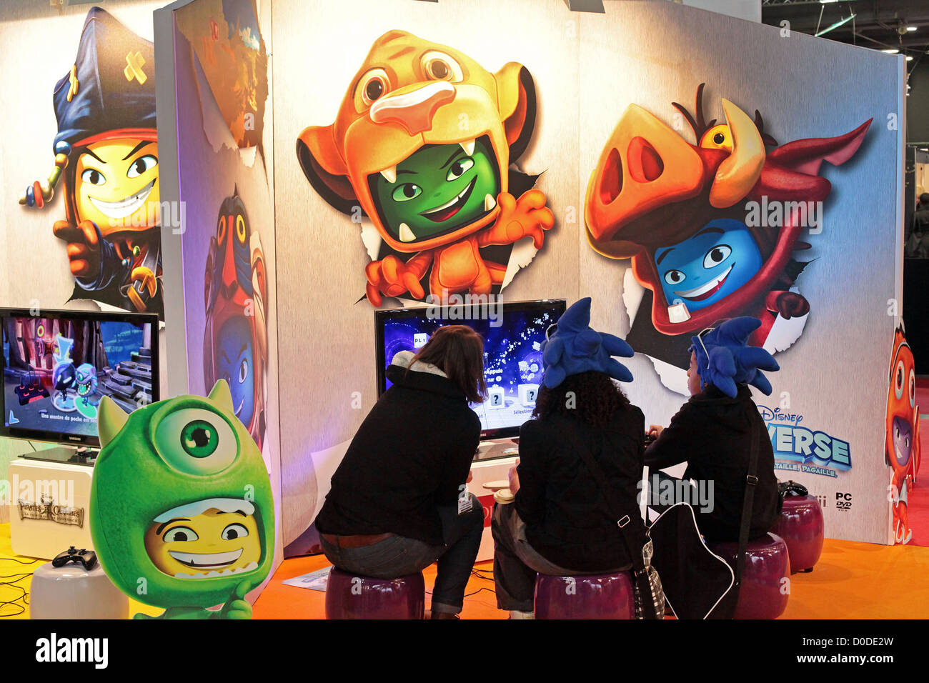 CHILDREN PLAYING A VIDEO GAME PARIS GAMES WEEK 2011 Stock Photo - Alamy