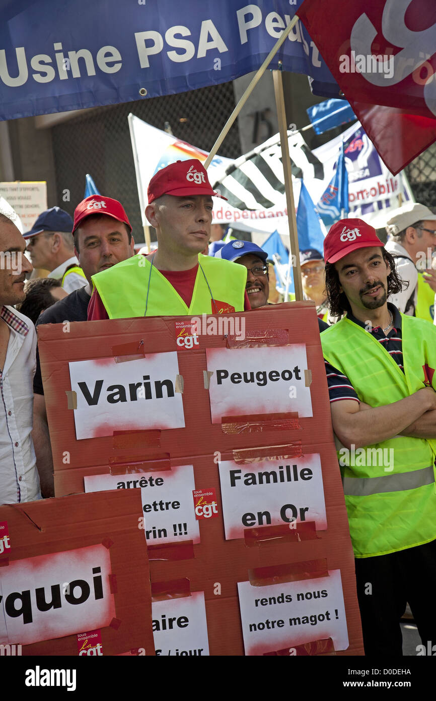 DEMONSTRATION PSA EMPLOYEES IN FRONT CORPORATION'S HEADQUARTERS AGAINST ...