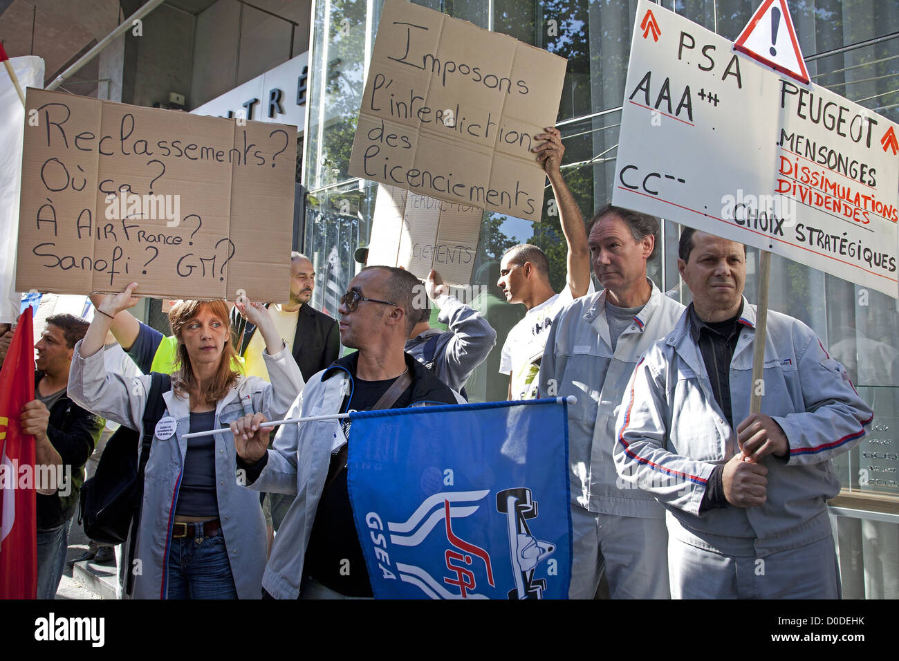 DEMONSTRATION PSA EMPLOYEES IN FRONT CORPORATION'S HEADQUARTERS AGAINST ...