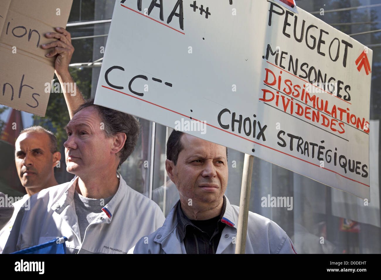 DEMONSTRATION PSA EMPLOYEES IN FRONT CORPORATION'S HEADQUARTERS AGAINST ...