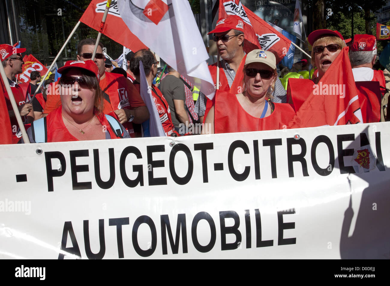DEMONSTRATION PSA EMPLOYEES IN FRONT CORPORATION'S HEADQUARTERS AGAINST ...
