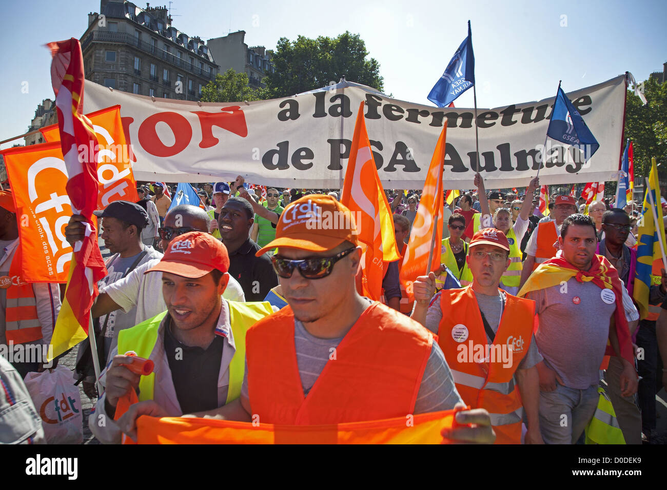 DEMONSTRATION PSA EMPLOYEES IN FRONT CORPORATION'S HEADQUARTERS AGAINST ...
