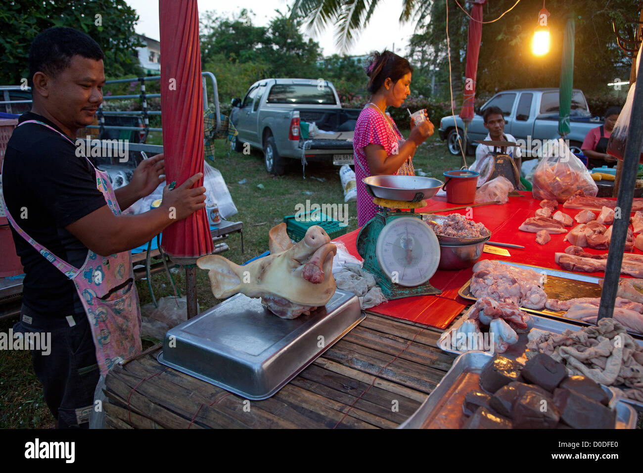 PIG'S HEAD AT THE BUTCHER'S STALL THE NIGHT MARKET OF BANGSAPHAN ...