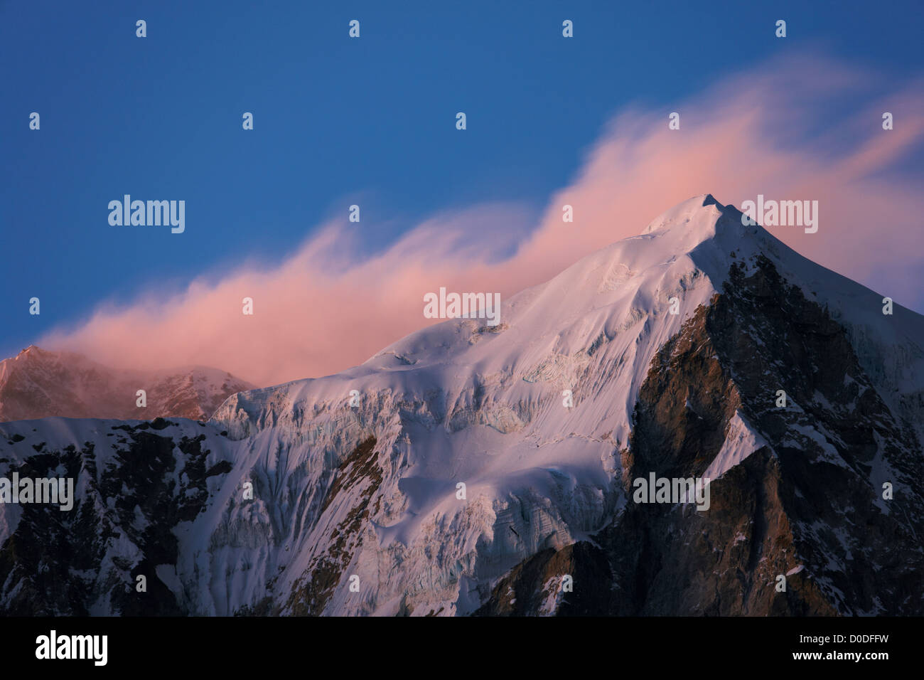 Dusk light and cloud on Hongku Peak, near Makalu, eastern Nepal Stock ...
