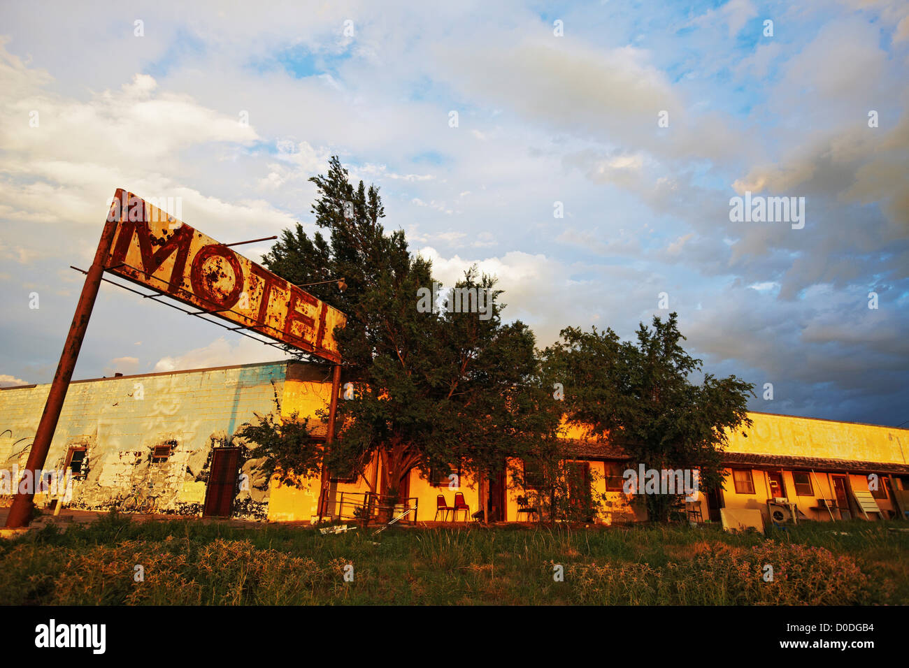 Motel derelict house hi-res stock photography and images - Alamy