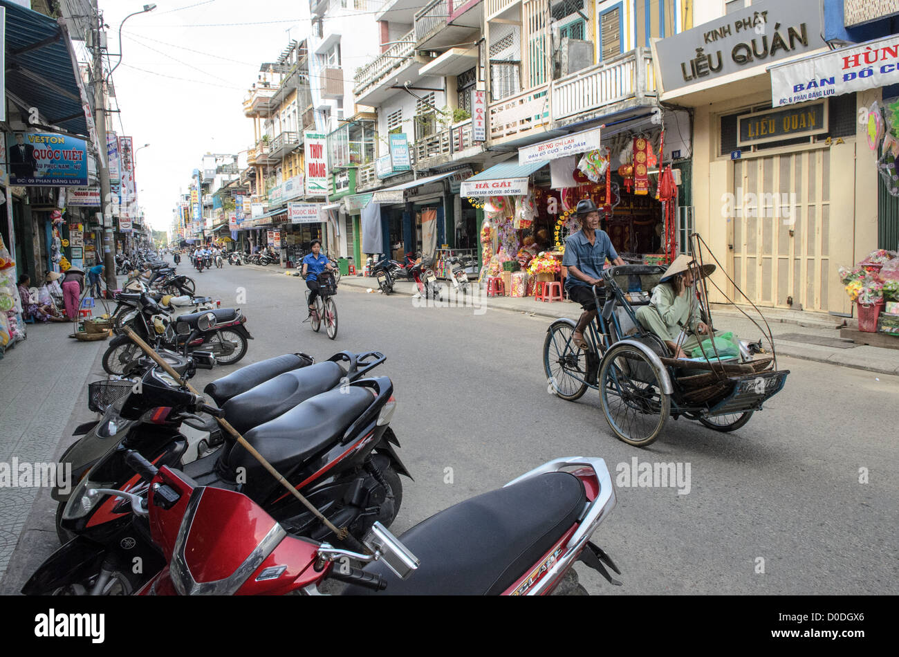 Man rides on rickshaw hi-res stock photography and images - Alamy