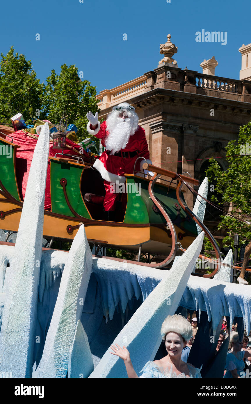Santa claus parade float hi-res stock photography and images - Alamy