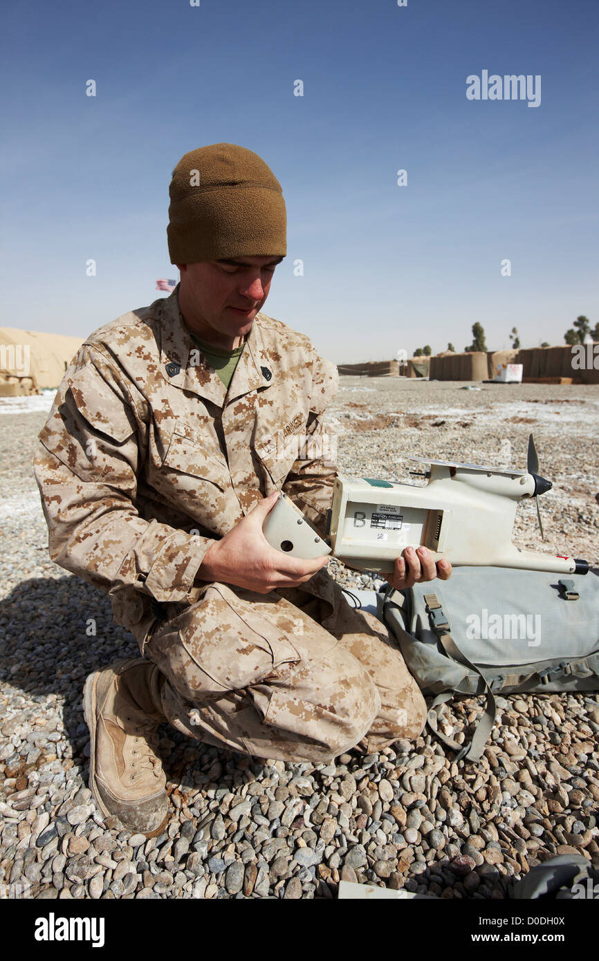 United States Marines assemble Aerovironment RQ-11 Raven-B unmanned ...