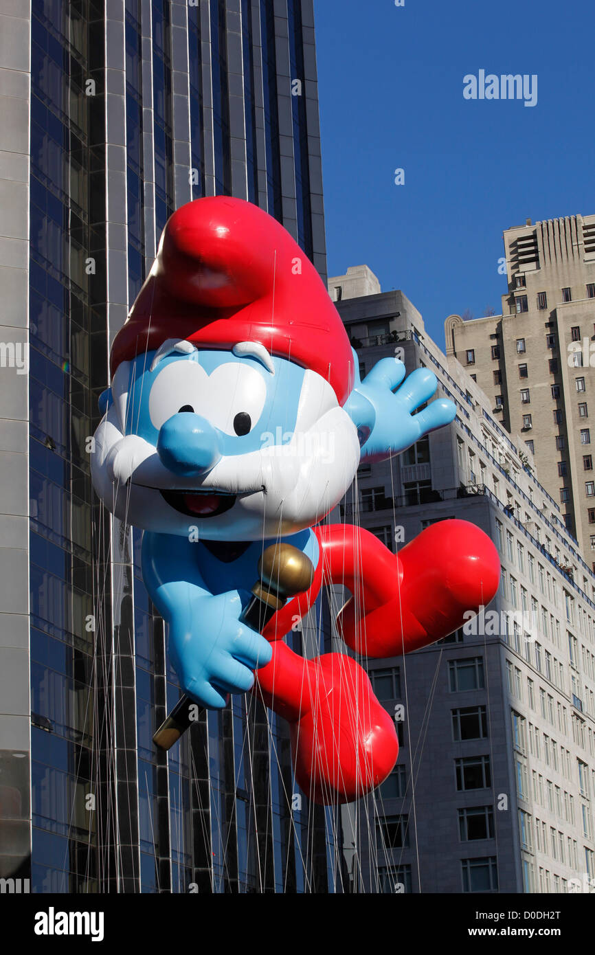 Papa Smurf Balloon moves down Central Park West during Macy's ...