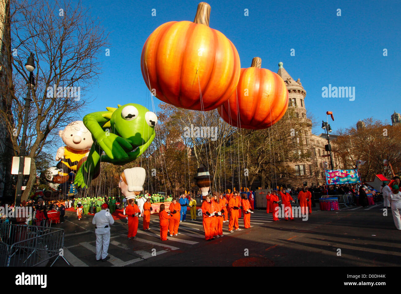 Balloon handlers hi-res stock photography and images - Alamy