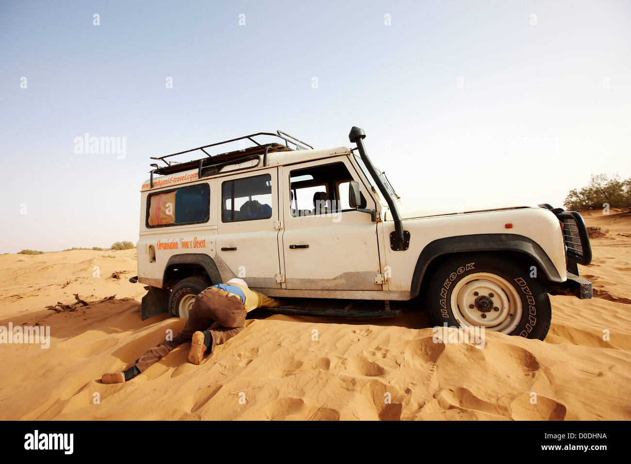 Digging out a Land Rover stuck in sand, Erg Chegaga, interior Sahara ...