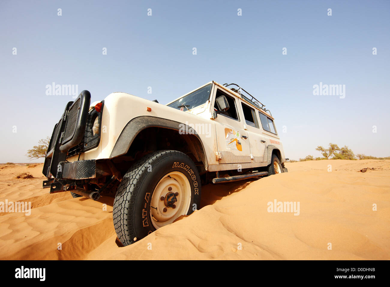 Digging out a Land Rover stuck in sand, Erg Chegaga, interior Sahara ...
