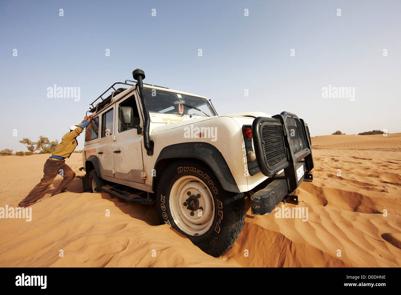 Digging out a Land Rover stuck in sand, Erg Chegaga, interior Sahara ...