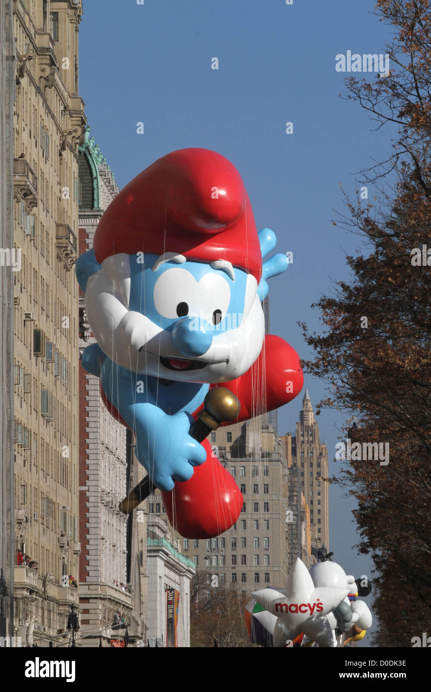 Macy's thanksgiving parade smurf hi-res stock photography and images ...