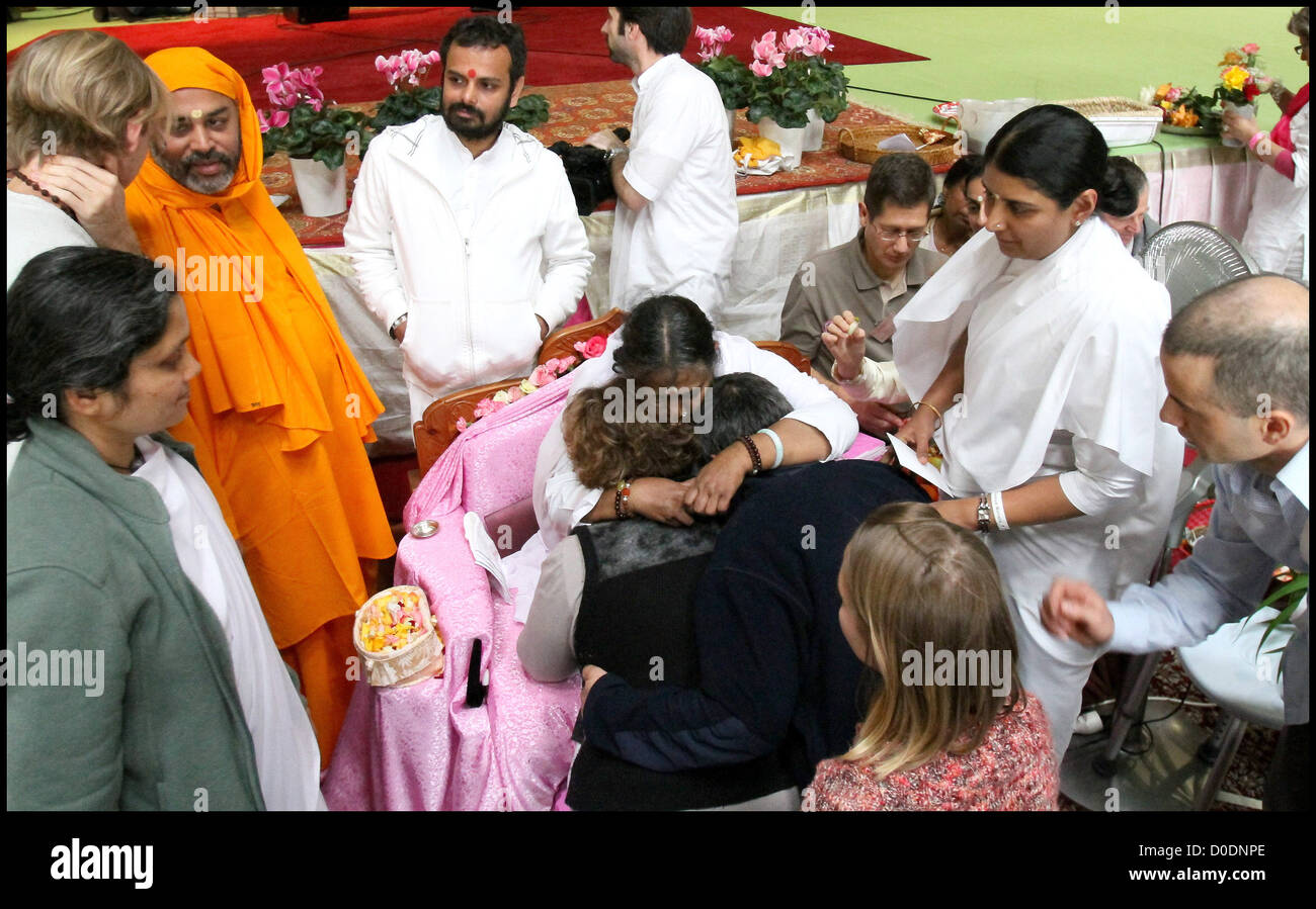 Amma (Sri Mata Amritanandamayi Devi) during a 'Darshan' (spiritual ...