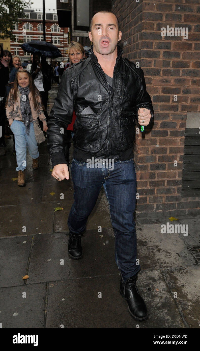 Louie Spence gives snappers an impromptu pole dance, while out and ...