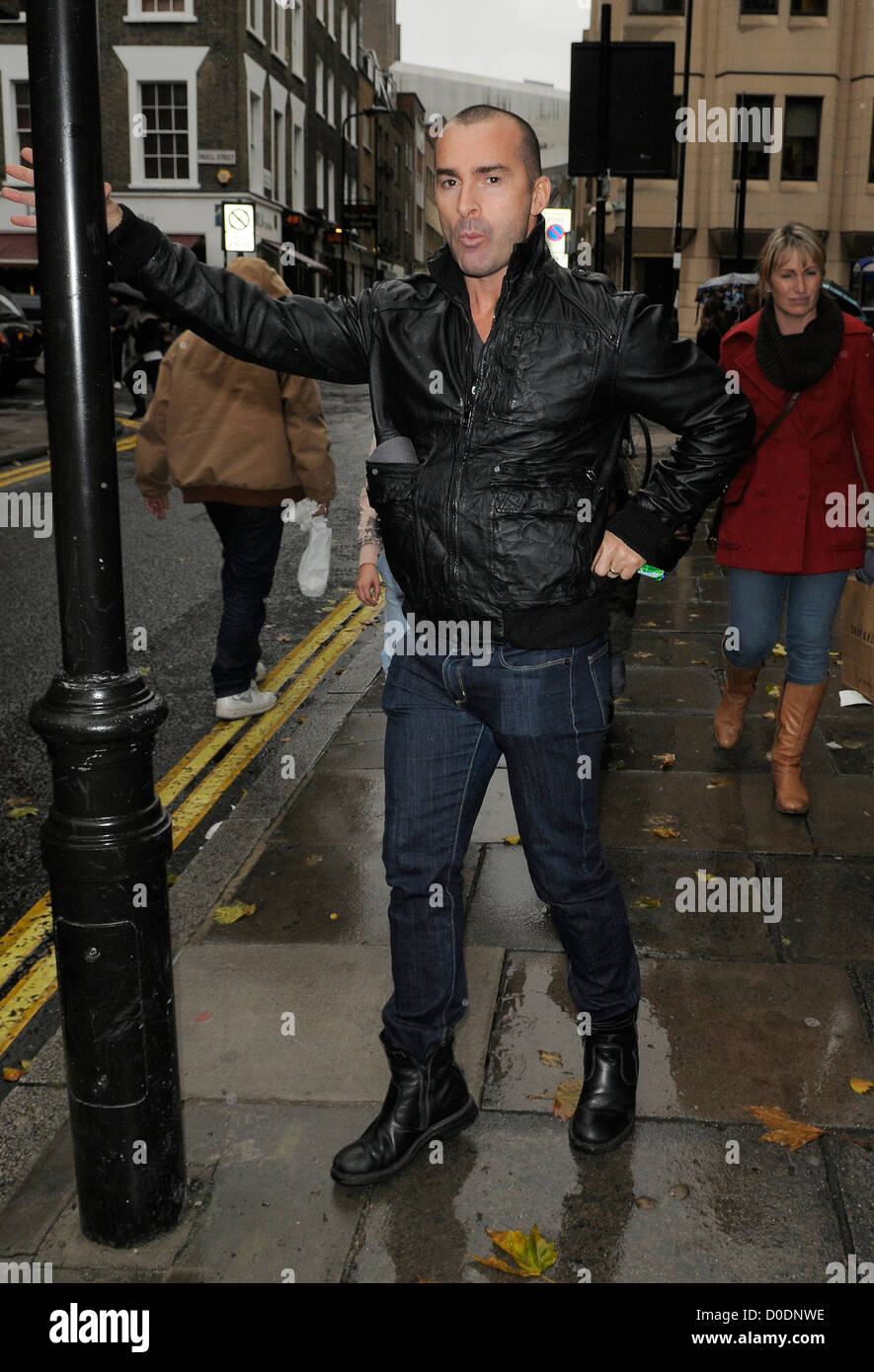 Louie Spence gives snappers an impromptu pole dance, while out and ...