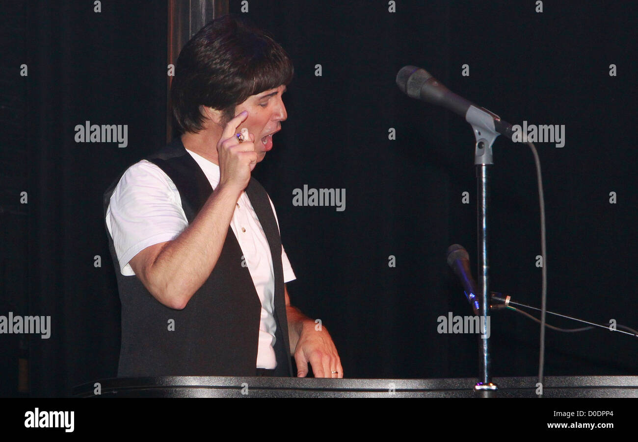 Joey curatolo as paul mccartney hi-res stock photography and images - Alamy